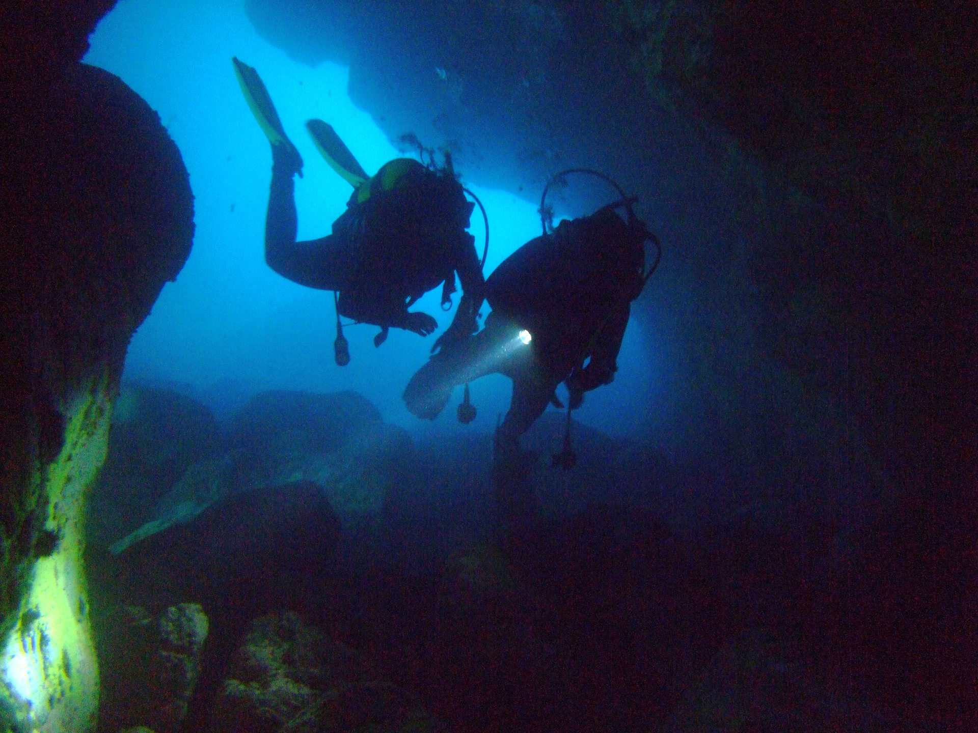 Tunnel dive site | PADI
